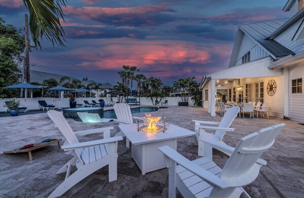 Steps To Vanderbilt Beach, Sleeps 13, Resort-style Backyard - Naples, FL