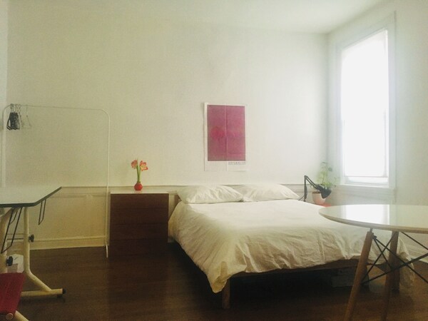 Large Bright Room In East Williamsburg. - New York City