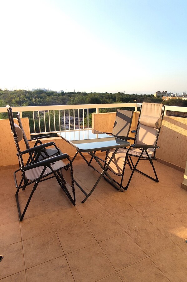 Aigli Flat: A Spacious, Tranquil Flat Close To The Beach, Overlooking The Pool. - Famagusta