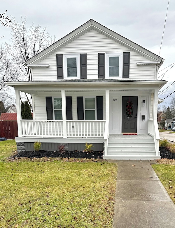 Medina Square Retreat - Spacious 4 Bdrm Home Walking Distance To The Square - Medina, OH
