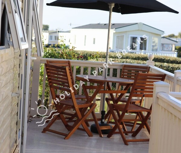 Homely 2 Bedroom Holiday Home @ Seal Bay Resort - Bognor Regis