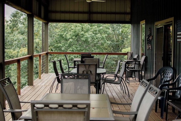 Large Cabin Retreat | Games, Nature & Fire-pit - La Crosse, WI