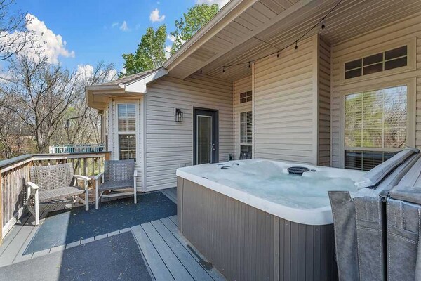 Coler Lounge: Bike In, Bike Out W/hot Tub - Rogers, AR