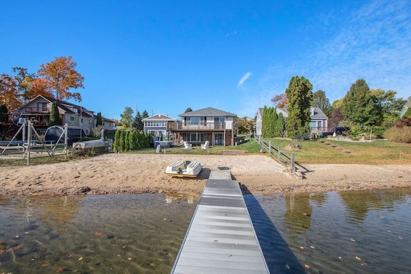 New Beach Front 5bd In Sister Lakes W/ Hot Tub - Dowagiac, MI