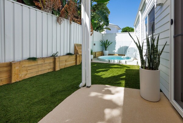 Villa 4 | Luxe 3br Retreat W/ Pool Near Beach - Stockton Beach, New South Wales