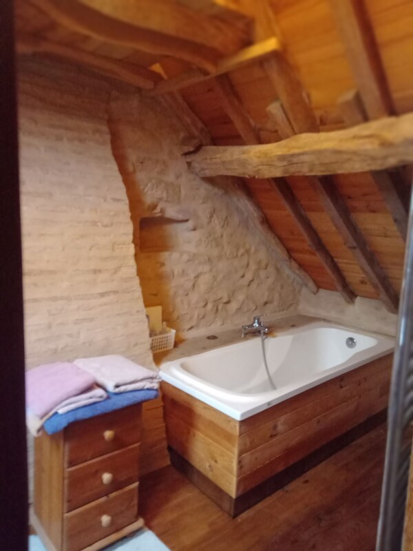 Gite:chambre Avec Salle De Bain,cellier,cuisine - Sancoins