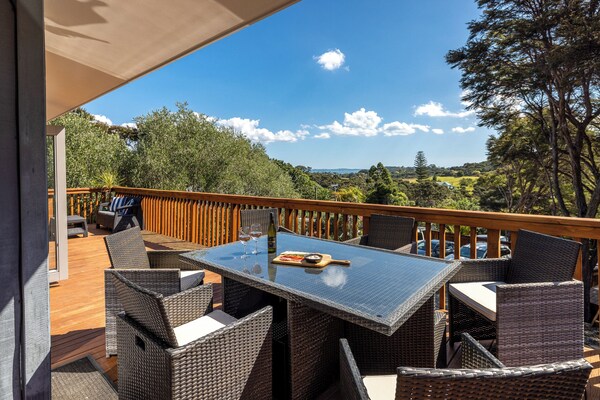 2 Minute Drive To The Beach, 3 Minute Walk To The Pool, Spa At The Property - Waiheke Island