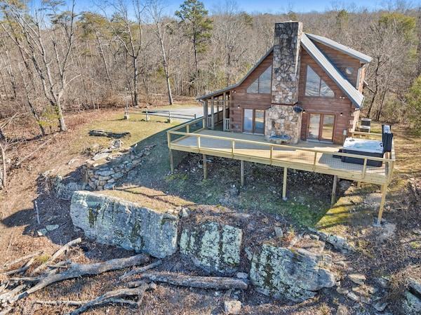 Crossbow Cabin | Rustic Log Cabin | Hot Tub | Sleeps 10 - Lookout Mountain, GA
