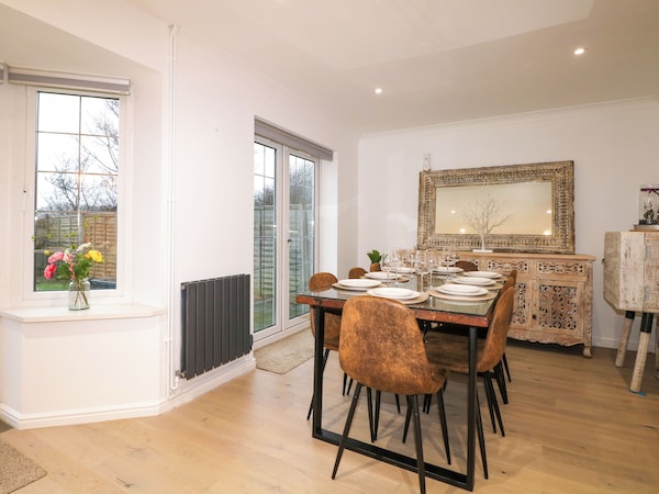 Number 5, Pet Friendly, Country Holiday Cottage In Tangmere - Chichester