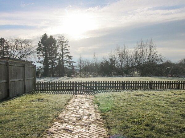 Millstone Cottages - Middle Cottage, Pet Friendly In Westbury - Shropshire