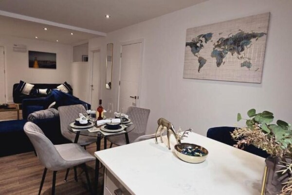 Kings Lodge By Nivaas 1 : Two-bedroom Superior Apartment - Reading