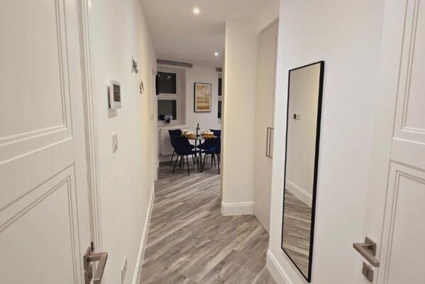 Abbey Corner By Nivaas 4 : One-bedroom Apartment - Henley-on-Thames
