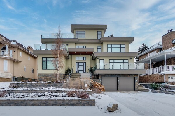 Windsor - Luxury Mansion King Bed & Heated Garage - Edmonton