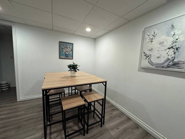 Wj - 2br Basement Suite W/ Fully Fenced Yard - Alberta
