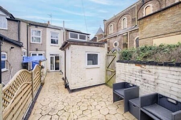 2 Kingsland Avenue 2kac - Kenilworth, UK