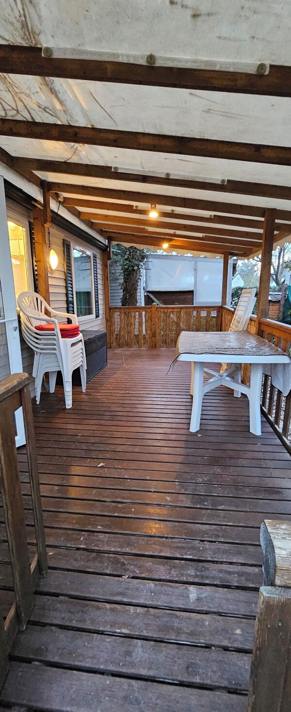 Dans Camping 4 Etoiles,2 Piscines ,Lac Avec Tobogan,laverie,petanque, Tennis - Lourmarin
