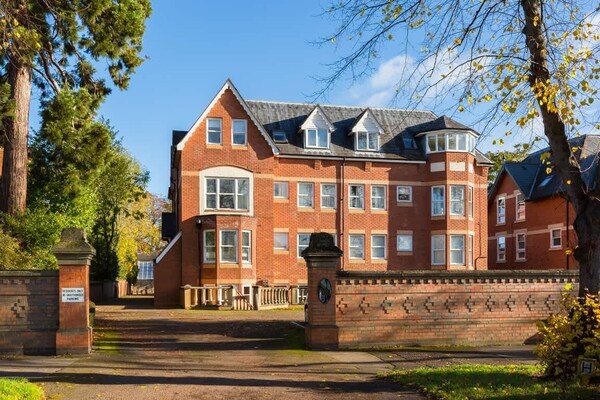 Stylish 2-bed In Leamington Spa W/ Parking - Royal Leamington Spa