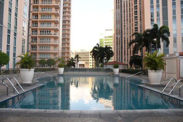 Cozy, Pet Friendly Studio, Private Access To Venice Grand Canal Mall, Near Bgc - Makati