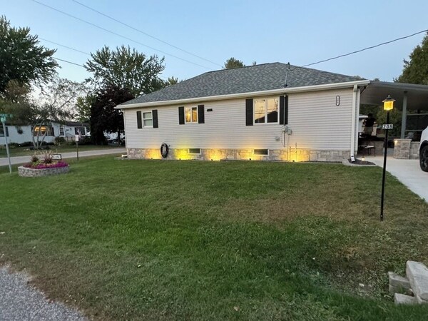 Charming 3-bedroom River/lake Accessible House Across From Clemins River Resort - Fremont, WI