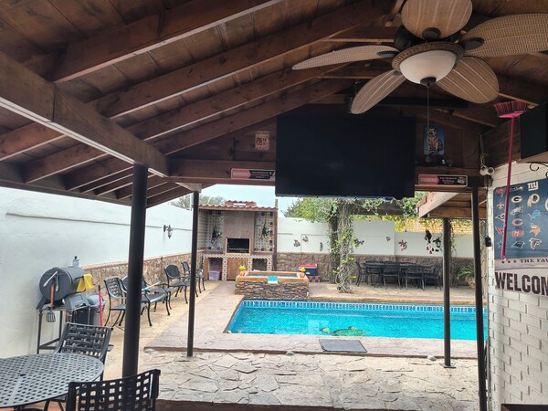 Beautiful House 3 Bedroom And 2 1/2  Baths , Contemporary Style, Great Location - Laredo, TX