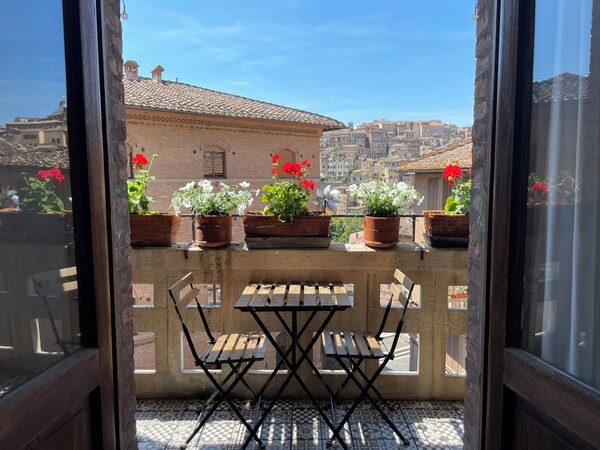 Cozy 2 Br With Balcony Near Piazza Del Campo - Sienne