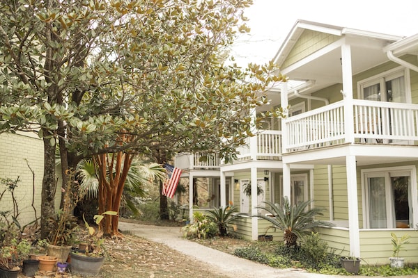 Downtown Sanctuary - The Perfect Location In Ocean Springs! - Ocean Springs, MS