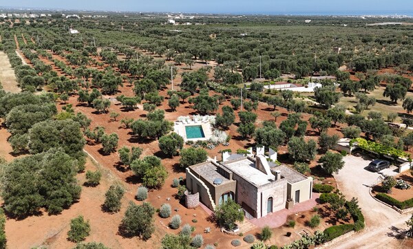 Td Torretta Macramè Amid The Mediterranean Scrub - Cisternino