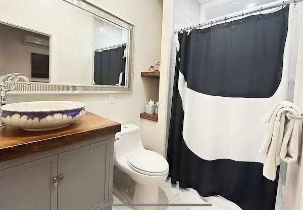 Gorgeous Studio Apt. In Historic Chapel W/ Parking - Maryland