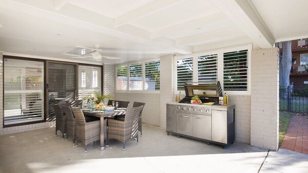 Chapeau Beach House- Walk To The Beach - Salamander Bay