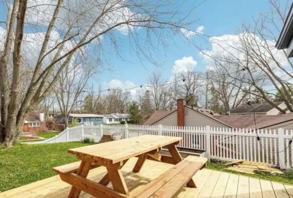 Walk To The Big House, Sleeps 8, 4 Bedrooms, 2 Full Bathrooms, 3 Living Rooms - Ann Arbor