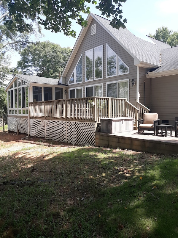 Cute House On Lake Hartwell- Dock Access!\npets Allowed! - Sadlers Creek State Park, Anderson