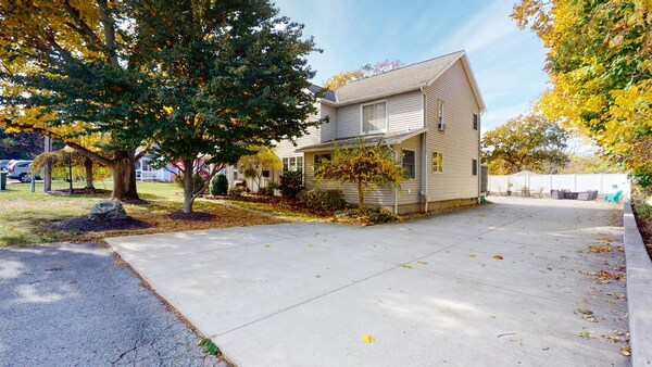720 Jamine Ave. Spacious Cottage In Quiet Area Near The Pool And Pickleball! - Kelleys Island, OH