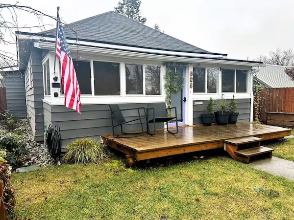 Hot Tub + Fenced Yard Walkable & Pet Friendly - Post Falls, ID