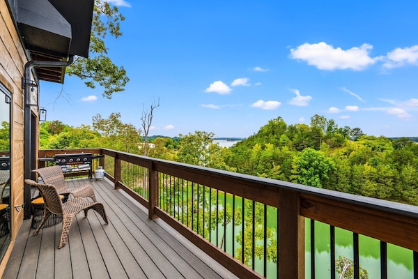 Lakefront Home With Retro Accents, Private Pool, And Private Dock. - Dandridge, TN