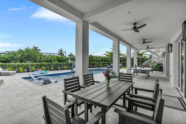 Sophisticated 5-bedroom, Elevator, 50' Dock, Heated Pool/spa, Sleep 12 - Key Colony Beach, FL