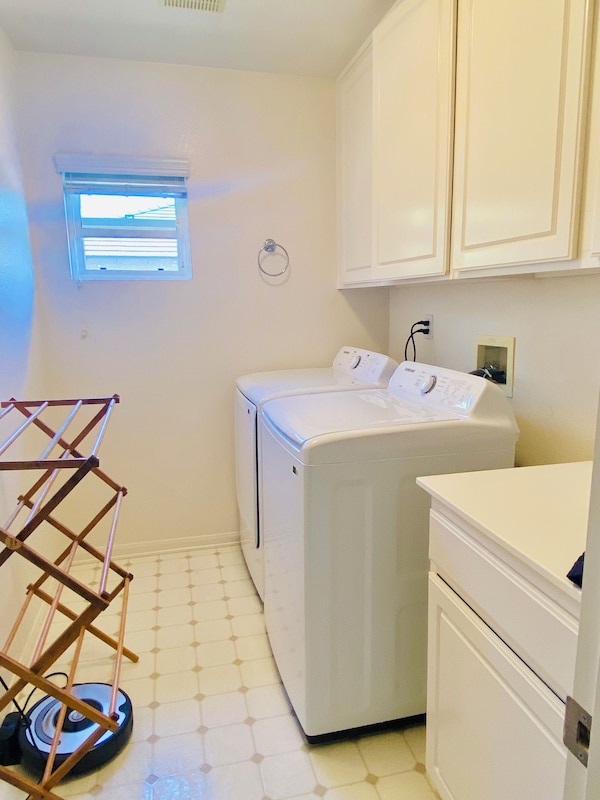 Spacious, Clean, Quiet & Safe 4-bedroom House With Wifi In Beautiful Carlsbad - Carlsbad, CA