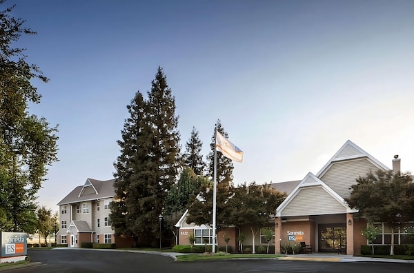 Fresno Hospitality: Enjoy Homely Comforts With Pool And Kitchen | Two Suites - Fresno, CA