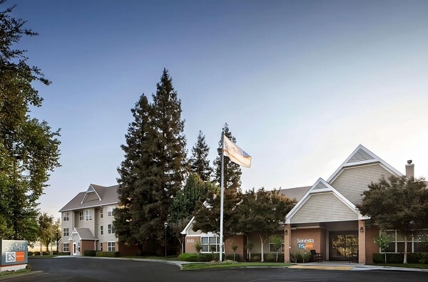 Relaxing Fresno Getaway: 3 Peaceful Rooms With Complimentary Breakfast | Pool - California