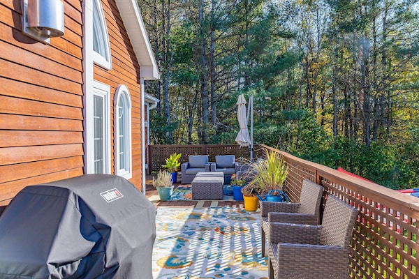 Luxurious Nine-acre Waterfront Retreat Just Four Minutes From Belfast - Belfast, ME