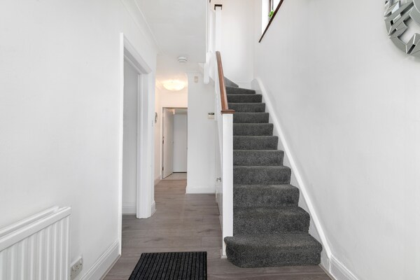 Spacious 4-bedroom Family Home Near Wembley - Hounslow