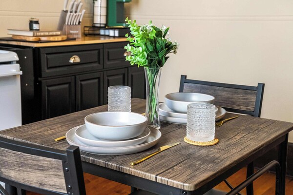 The Accountant | Sleeps 2 Guests | Dt Drumheller | - Drumheller