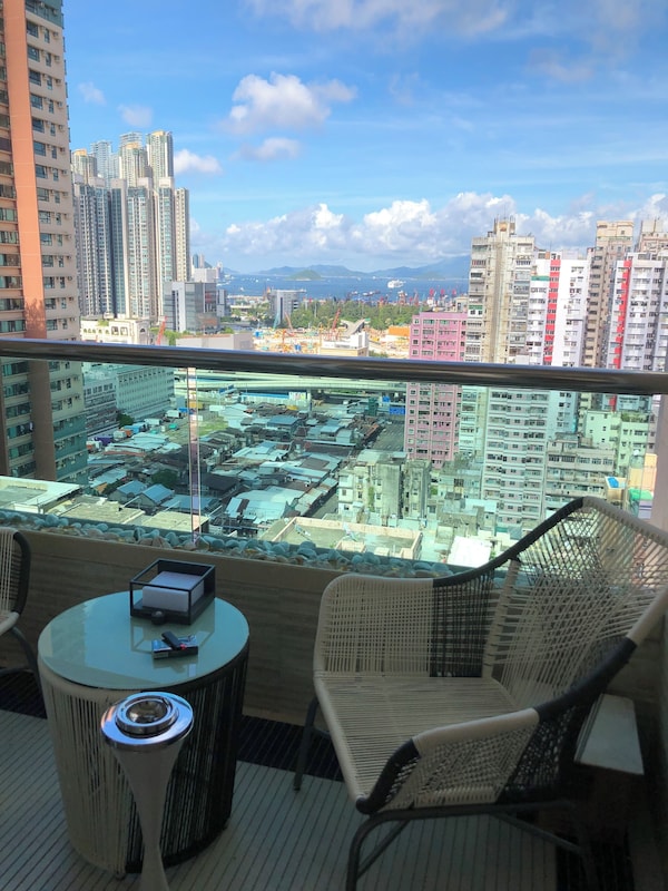 Charming 2-bedroom Building In Welcoming Kowloon With Sunset View Balcony - Sai Kung