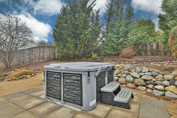 Sleeps Up To 6 | Hot Tub | Accessible Features - Phoenix, OR