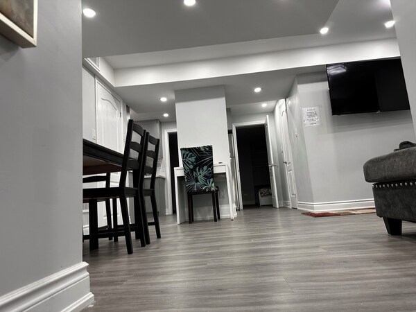 2 Bedroom Oasis: Inviting Comfort In Mississauga - Mississauga