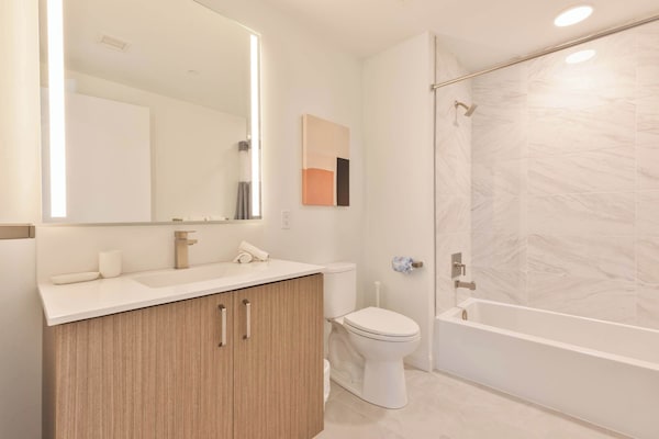 Spacious Apt With Kitchen In Fenway - Quincy, MA