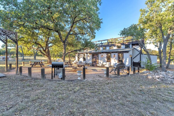 Bohemian Cabin: Hot-tub, Serene Retreat, 10-mins To Downtown! - Luckenbach, TX