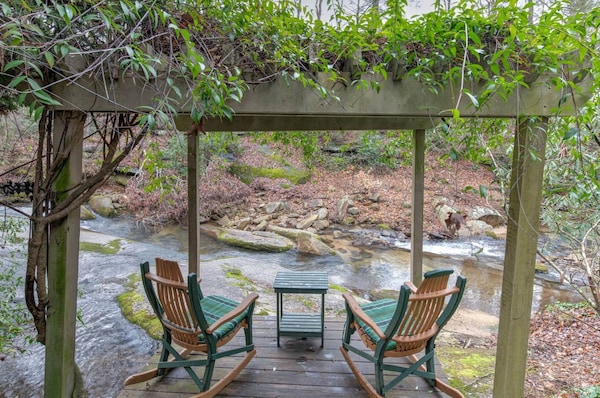 Rumbling Falls-5br, 3.5ba, Bold Rushing Creek, Fire Pit, Hot Tub, Pool Table, In Resort. - Lake Lure, NC