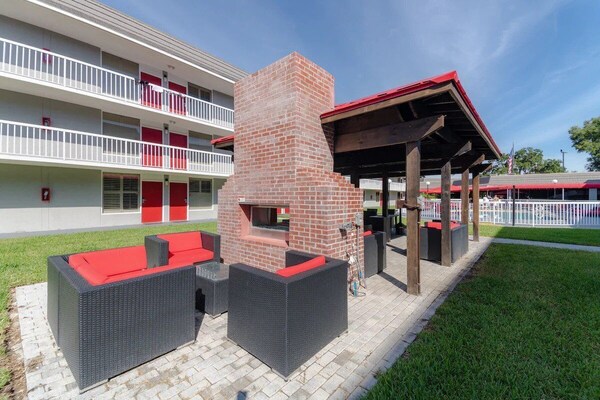 Your Home Away From Home! 2 Pets-friendly Units, Onsite Pool, Free Breakfast - Ocala, FL