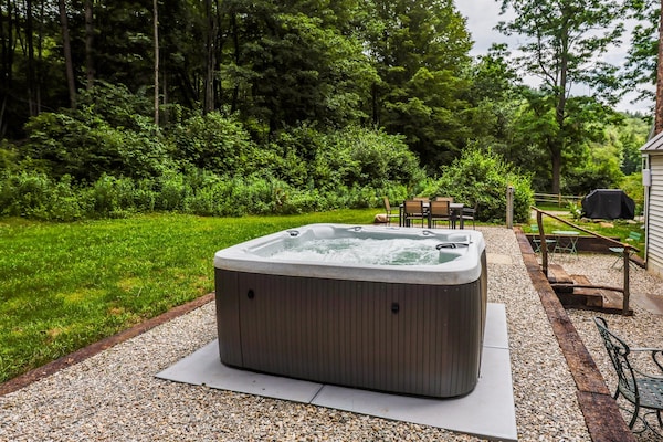 Pet-friendly Farmhouse, Near Hiking! - Grafton, VT