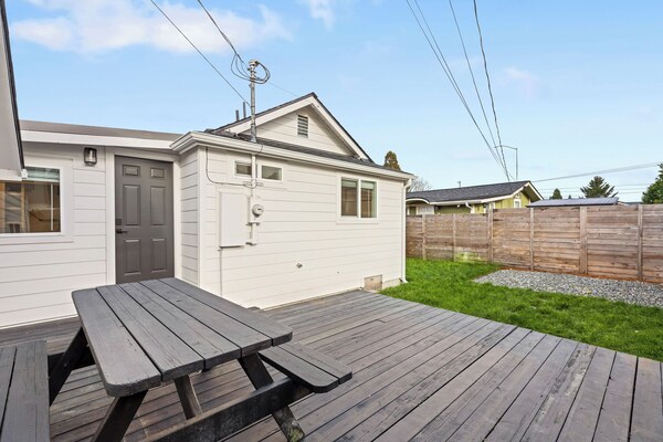 Cozy Tacoma Bungalow- Newly Remodel 2br+1ba Home, 3.3miles To Tacoma Dome - Tacoma, WA